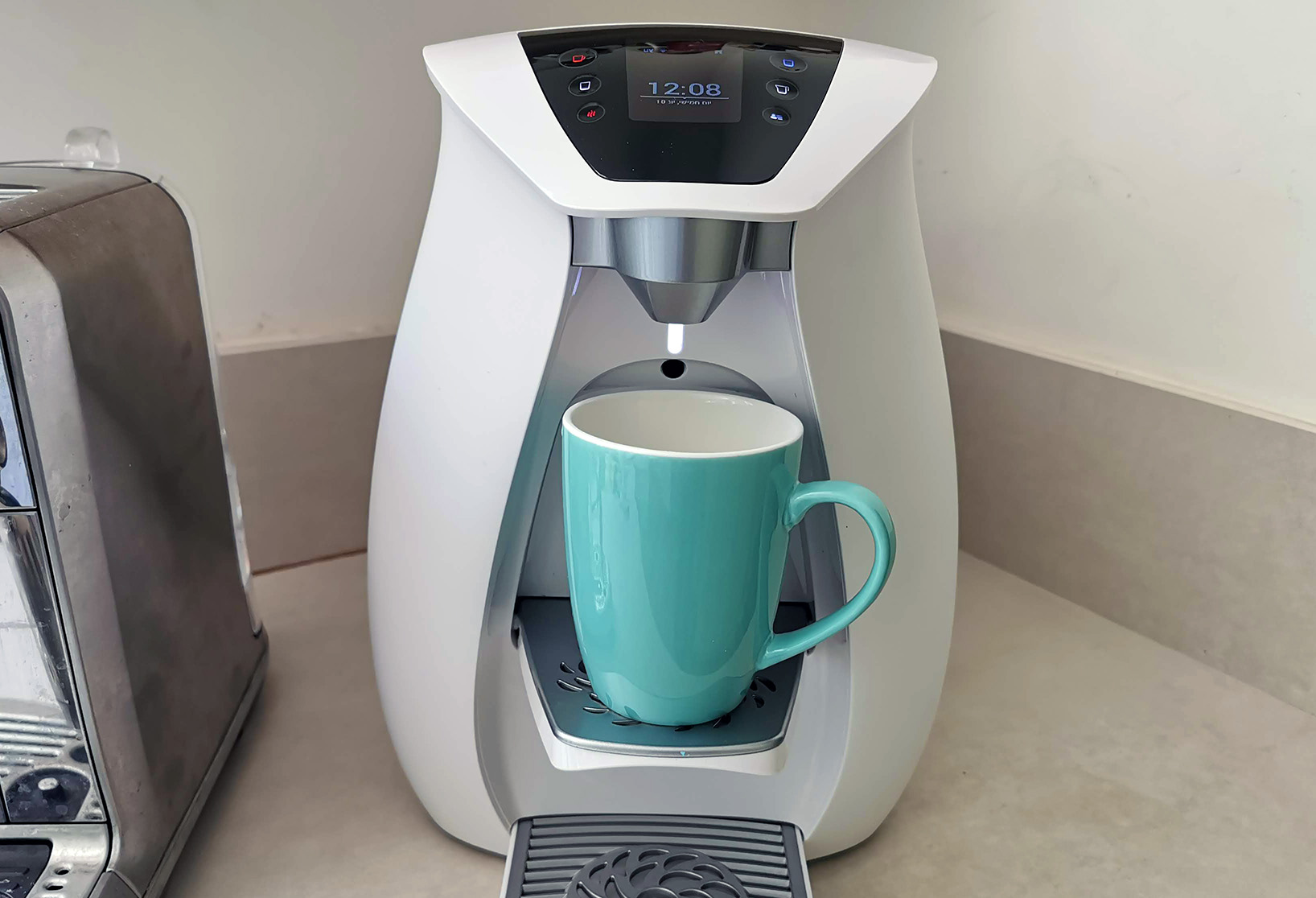 בדקנו תמי 4 שמגיע עם AI כדי לענות על השאלה: למה זה טוב? | גיקטיים