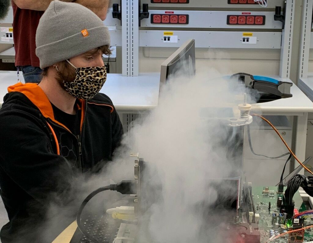 מה יוטיובר הטכנולוגיה המוביל, לינוס סבסטיאן, עושה בישראל? | גיקטיים