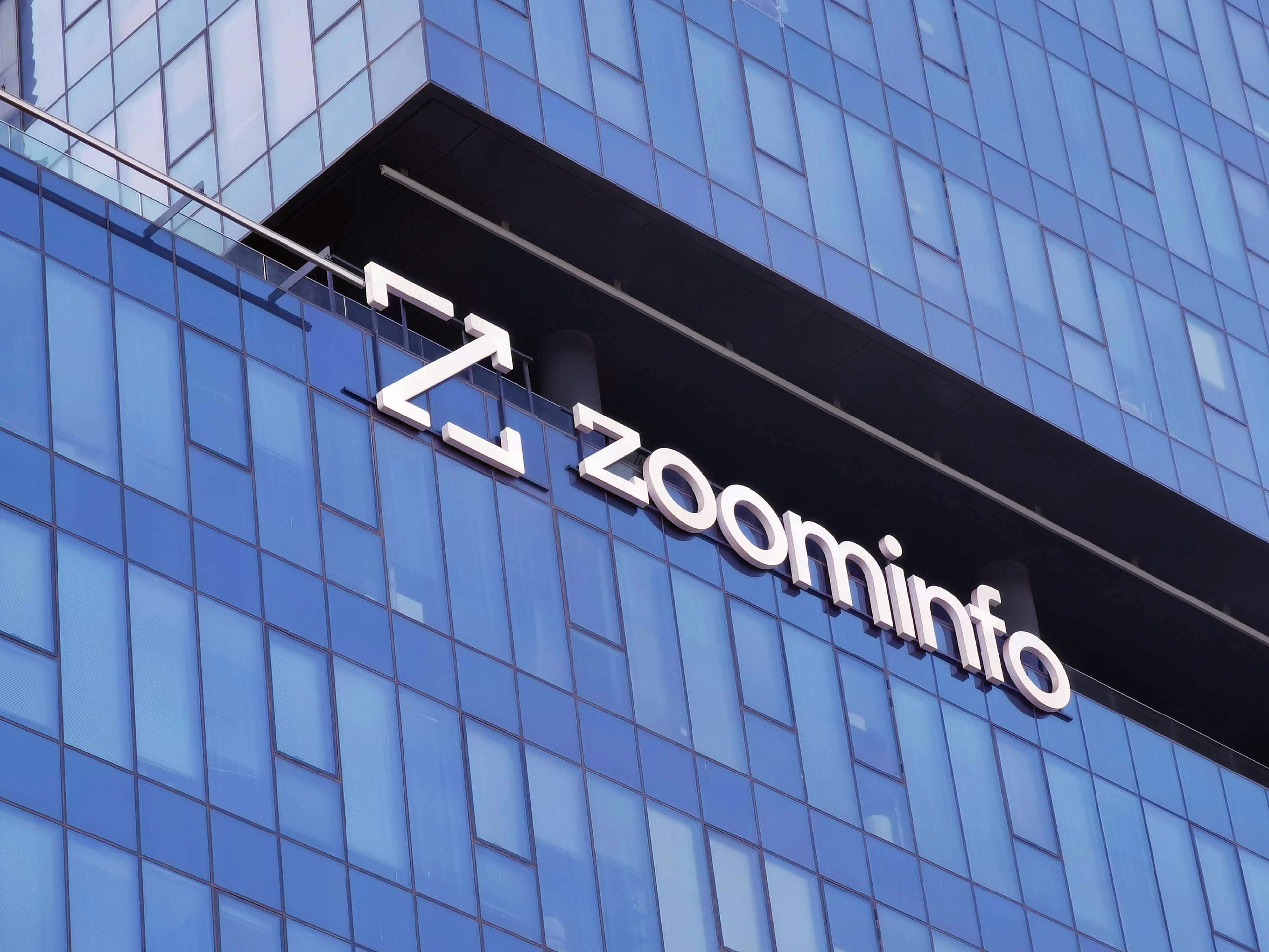 בשיחת זום ובהפתעה מוחלטת: Zoominfo פיטרה 300 עובדים וסוגרת את מרכז ...